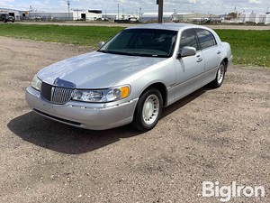 2002 Lincoln Town Car Executive Series 4-Door Sedan | Transportation
