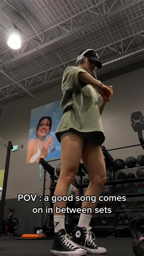 I swear I be jamming out in between sets w out even noticing😩😩😩 #fittok #gymtok #glutesworkout #workoutroutine