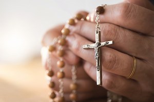 How to Pray the Divine Mercy Chaplet on a Rosary
