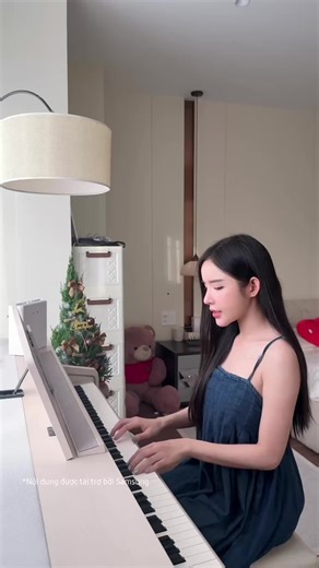 Một đoạn “Giờ Thì” mà LyLy bật beat cùng người em buitruonglinh 😘 Các Lovely còn chần chừ gì nữa, tham gia duet challenge ngày cuối ngay hôm nay để có cơ hội sở hữu vé SuperFan Zone nha #Samsung #GalaxyS25 FE #BatBeatCungIdol#ChatwithGeminii