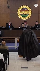 ‘Batman’ da un repaso a unos políticos por permitir al ICE en la Super Bowl: “¡Me dais asco!” En una escena que parecía sacada de un cómic, un hombre no identificado vestido de Batman se enfrentó este martes a los funcionarios del Ayuntamiento de Santa Clara durante una reunión conjunta con la autoridad del estadio de la ciudad. El motivo de su indignación fue la cooperación de las autoridades locales con el ICE de cara a la próxima edición de la Super Bowl. El activista utilizó su tiempo de pal