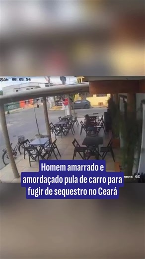 Um homem de 35 anos pulou de um carro em movimento com as mãos amarradas para fugir de um sequestro em Aracati (CE), no sábado. ➡️ Segundo a PM, ele e dois amigos foram obrigados a entrar no carro por homens armados. Ele conseguiu fugir, mas os outros dois foram levados para um cativeiro, onde sofreram agressões e ameaças. Um suspeito foi preso. #UOL #UOLHoje #Ceará #Aracati #Sequestro #Notícias