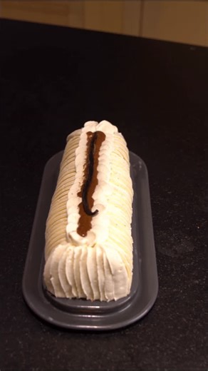 Timo’s Patisserie on Instagram: "Je vous présente ma bûche signature : une bûche vanille praliné ✨ Pensez à enregistrer la vidéo pour retrouver facilement la recette. Recette ⬇️ Praliné • 200 g de noix de pécan ou d’amandes (ou moitié-moitié) • 75 g de sucre • Gousses de vanille usagées Confiture de lait vanillée • 500 g de lait • 85 g de sucre • 1 gousse de vanille Biscuit madeleine vanille • 50 g de beurre doux • 2 œufs • 65 g de sucre • 40 g de lait entier • 50 g d’huile d’olive • 120 g de fa