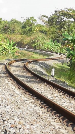 Jalur extrem jalur kereta api Selatan #keretaapi #rel #lokomotif | S Railfans