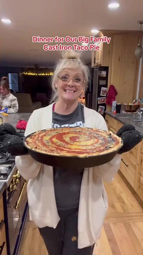 205K views · 2.7K reactions | Dinner time for our family of 10~ Cast Iron Taco Pie #BigFamilyCooking #tacotuesday #castironskillet #castironcooking #easycooking #easydinner #dinnerideas #familymeals #justthebells10 | Just the Bells 10 | Facebook