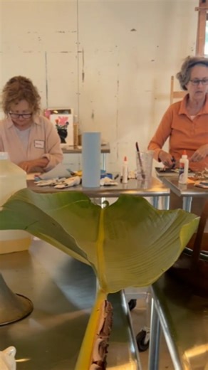 A room full of artists cuttin' up during our favorite collage and still life workshop led by @peggikr ✂️ Here are just a few goals we met: ✔️ We learned that quick initial layouts often turned out stronger than the overworked versions. ✔️ We intentionally designed the empty spaces so they carried as much weight as the objects themselves. ✔️ We learned how to reduce complex still life setups into 3-4 clear value shapes. ✔️ By the end of the workshop, no one was overcomplicating. We were editing b