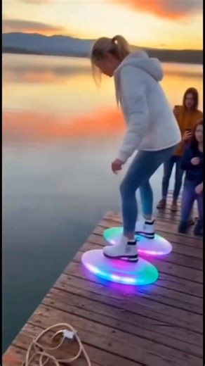 ‎ريهام القحطانيReham Alqahtani‎ on Instagram‎: "👣 حذاء المشي فوق الماء هو فكرة تعتمد على زيادة مساحة السطح تحت القدم، بحيث يتوزّع وزن الجسم ولا يغوص الشخص. يعني بدل ما رجلك تنزل داخل الماء، السطح العريض للحذاء يخليك تطفو مثل القارب تمامًا. فكرة بسيطة… لكنها ذكية جدًا. #حذاء_المشي_على_الماء #معلومات_ثقافية #حقائق_علمية"‎