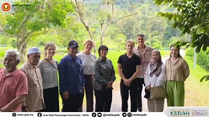 Sekitar lawatan Yang Teramat Mulia Tunku Temenggong Kedah, Dato' Seri Diraja Tan Sri Tunku Puteri Intan Safinaz binti Almarhum Sultan Abdul Halim ke Kampung Charok Durian bagi meninjau Projek Ladang Kopi dan lawatan ke Padi Organik Sri Lovely di Mukim Sok, sebuah ladang yang mengamalkan kaedah Sistem Intensifikasi Padi (SRI). Mengiringi YTM Tunku Temenggong Kedah, Exco Pertanian, Perladangan dan Pengangkutan Negeri Kedah, YB Haji Dzowahir Ab Ghani. #UrusSetiaPeneranganDarulAman #UPDA #ADUNSukaMe