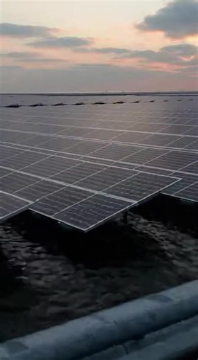 The Netherlands has launched the world’s first combined floating solar and offshore wind farm in the North Sea. Massive 759-MW wind turbines operate alongside floating solar panels, sharing grid connections and marine space. When wind output drops, solar compensates—creating a more stable offshore renewable system. This hybrid approach maximizes energy generation from the same ocean area. Important Details: • Combines offshore wind & floating solar • Located in the North Sea • 759 MW wind capaci