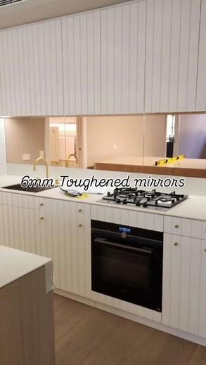 Modern Kitchen Goals: Stunning Glass and mirror Splashbacks You’ll Love!