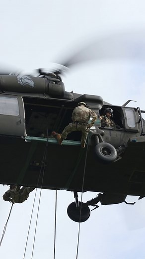6.9M views · 50K reactions | Ropes, helmet, action! The Air Assault Course trains service members in #airassault operations, emphasizing helicopter-borne and aerial rope suspension techniques. This 11-day course prepares #Soldiers for combat scenarios, focusing on skills like rappelling, sling load operations, and rope climbing. Already crushed the course? Like to prove it! #USArmy I Army National Guard Warrior Training Center Brigade | U.S. Army Maneuver Center of Excellence | Facebook