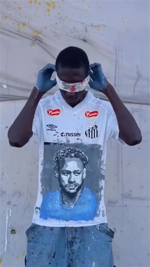 NJ 10 | Fanpage on Instagram: "🇧🇷✨ Criatividade em alto nível! O artista Makh Pro viralizou na internet após homenagear Neymar Jr. em uma camisa do Santos.. Pintura feita com os olhos vendados e apenas com as mãos, retratando o rosto do jogador no uniforme. Internet goes crazy! An artist has gone viral online after paying tribute to Neymar Jr. on a Santos FC shirt.. Blindfolded and using only his hands, content creator Makh Pro painted Neymar’s face on the jersey & even recreated the player’s 