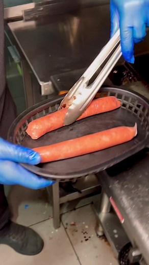 The HOT LINK BLING has a Jalapeño and Cheddar sosso with maple beef bacon liquid cheese. Available this December, go go go 🌭🌭🌭 #burgerme #brisbaneburgerquest #halal #hotlink #hotlinebling #burger #burgers #brisbane #brisbaneeats #brisbaneburgers #burgerporn #foodporn #cheese #angus #supportlocal #glizzy #hotdog | Brisbane Burger Quest