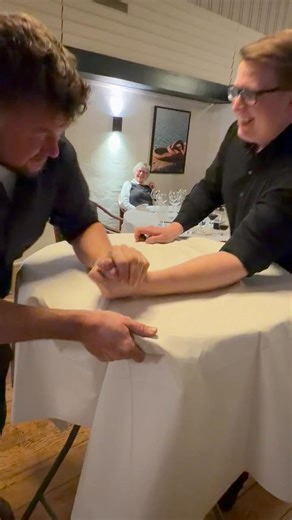 💪💪💪ARMLÆGNING💪💪💪 Uddeleren leverer dagens sensation og tager souschefen i armlægning. 💪 Souschefens store overarme er åbenbart kun til pynt. 😅 Vi har fundet en vinder af Underberger-konkurrencen. 👍 God aften!❤️ Vi ses i Brugsen Frøstrup ❤️ | Brugsen Frøstrup