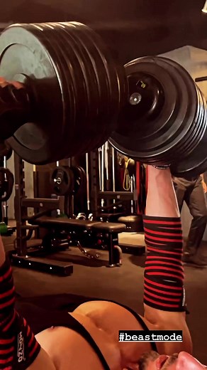 Train like a beast 💪🏻🔥🔥🔥#TigerShroff 💯#mma #mmamatrix #Trainatthebest ✅ | Team Tiger Shroff