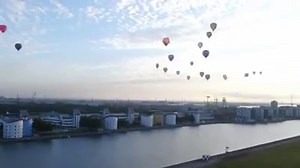 Soaring high above the London skyline, more than 25 hot-air balloons take to the air as the sun rose. 🎈🎈🎈🌅 Read more: bbc.in/2wQgnI7 | BBC London