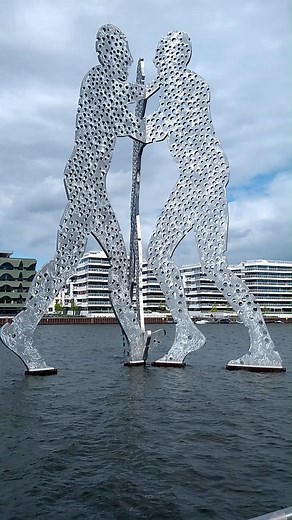 Greetings from the Molecule Man in Berlin! The 30-meter sculpture of three figures stands in the Spree river, close to where three town districts – Kreuzberg, Alt-Treptow, and Friedrichshain – come together. | DW Travel