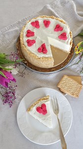 No-Bake Cheesecake – Valentinsedition Rezept für 1 Kuchen (Springform mit 18 cm Durchmesser) Zutaten Für den Boden: • 200 g Butterkekse • 90 g zerlassene Butter Für die Form: • Backpapier • 10 g zerlassene Butter Für die No-Bake-Füllung: • 500 g Doppelrahm-Frischkäse • 250 g Magerquark • 90 g Puderzucker • 1 Pck. Bourbon-Vanillezucker • 1 Bio-Zitrone (Saft und Abrieb) • 10 g Sofortgelatine • 200 ml Schlagsahne Für die Deko: • Lebensmittelfarbe in Rot oder Pink Zubereitung 1. Die Butterkekse fein