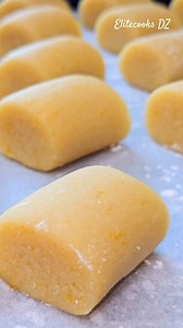 مقروط اللوز الجزائري 🇩🇿 500غ لوز مرحي بودرة 250غ سكر حبيبات بيضتين كاملتين و صفار بيضة(حجم متوسط) خمس ملاعق زبدة ذائبة ملعقة صغيرة فانيلا مبشور ثلاث ليمونات كبار للشاربات نحتاج كأس مملوء سكر حبيبات كأسين ماء شريحة ليمون نحطهم على النار ولما يبدأ في الغليان نحسب 10دقايق و نطفي و نضيف فنجان صغير ماء الزهر(القوام يكون شوية ثقيل ماشي بزاف) #مقروط #مقروط_اللوز_الجزائري #حلويات_العيد #حلويات_جزائرية #جزائرية_وافتخر #الاكل_الجزائري_الاصيل #المطبخ_الجزائري #الجزائريات_اجمل_نساء_الكون #الجزائر_العاصمة 