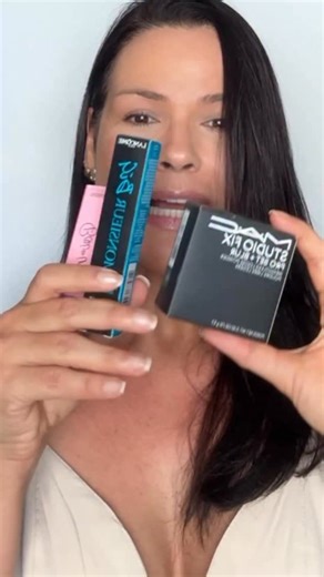 Erica Martins on Instagram: "Três produtos de maquiagem que eu sempre recompro sempre pegando boas promoções !! 1. Pó MAC Studio Fix Pro Set + Blur É um pó que dá uma alisada na pele e deixa o aspecto mais descansado. O efeito blur aparece muito no acabamento. 2. Corretivo Benefit Boi-ing Funciona muito bem para corrigir olheiras e imperfeições, sem pesar e sem marcar linhas. 3. Máscara de cílios Lancôme Monsieur Big É uma máscara muito resistente. É a mais resistente que eu tenho. Não borra, nã