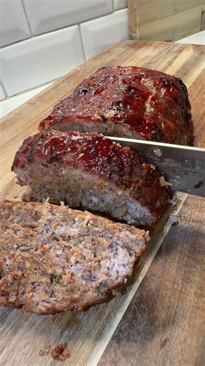 Meatloaf👌🔥#sundaydinner #meatloaf #meatlovers #dinner #easyrecipe 1 lb ground beef 1 lb ground pork 1 yellow onion 5 cloves garlic 1 pack onion soup mix 1/3 cup ketchup 2 eggs 7-8 ritz crackers 2 tspn Worcestershire sauce 1 tspn - salt, pepper, garlic powder, paprika, red pepper flakes, parsley. Glaze - half ketchup, half bbq sauce 375 for 1 hour.