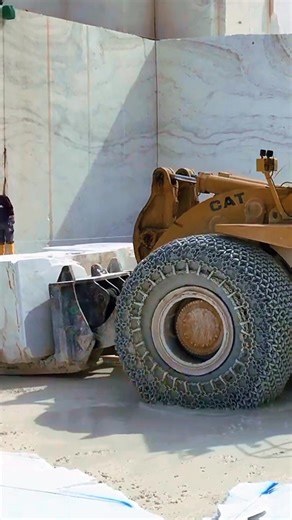 Cat 992C moving giant marble blocks 💪 #Cat992C #WheelLoader #MarbleBlock #fblifestyle | Earthmover Legends