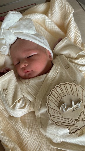 푵 푰 푪 푴 푨 푿 푨 푴 || ✨ on Instagram: "Meet Ruby Mae ✨ Nickname- Rue Born May 2nd, 8:31 am Weighing 7 pounds 11 oz, 19.5 inches long It feels so good to have this sweet rainbow baby finally in our arms. Who do we think she looks like ?! Ivy or Hayes ?! Outfit: @woven.kids Name announcement: @brookswoodcodesigns Headband: @little__lovies Socks: @lucaelleboutique Personalized blanket: @holdekeepsakecompany @marigold.embroideries"