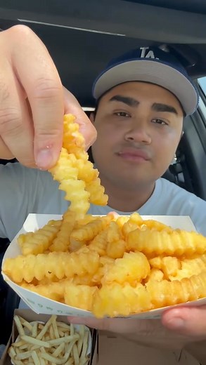 37 reactions | Shake Shack vs In-N-Out! #fyp #foryou #fastfood #innout #shakeshack #burger #cheeseburger #fries #shake #tastetest #review #mukbang | Sweet Eats | Facebook