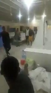 WANI ABU SAI KASARMU TA GADO Cikin bidiyo: yadda masu dauke da cutar Coronavirus ken yin wasa na alkafira wato daka tsalle da juyawa a sama a cikin dakin da aka killacesu Anya wannan al'amari ba siyasa da almara a ciki? ace mutanen da aka killace saboda jinya ke yin irin wannan wasa da ba kowani lafiyayyen mutum zai iya ba? A Kasarmu ne zauna gari banza kan nemi su aikata laifi da gangan da za'a kaisu gidan yari don ana ciyar dasu abinci kyauta, tunda ance "Isolation Centre" gwamnati na ciyar da