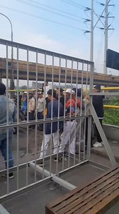 6.6K reactions · 326 comments | Breaking News!! Terlihat Keribut4n terjadi antara masa aksi di PT Bungasari dengan salah satu anggota DPRD Kota Cilegon, Hikmatullah pada Selasa 10 Juni 2025. Diketahui aksi yang dilakukan oleh Serikat buruh ini sudah berlangsung selama satu minggu. Belum diketahui pasti penyebab keributan antara masa aksi dan buruh yang hadir. Video : Kiriman Warga #serikatburuh #masaaksi #bungasari #dprdcilegon | Radar Banten | Facebook