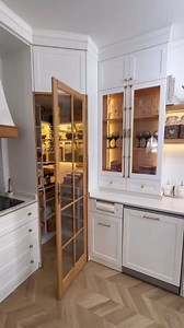 Open kitchen shelves 👉 aesthetic or total cleaning nightmare? 😬🔥 #KitchenDesign #HomeDecorTrends #ModernKitchenIdeas | Aluminium Glass Design