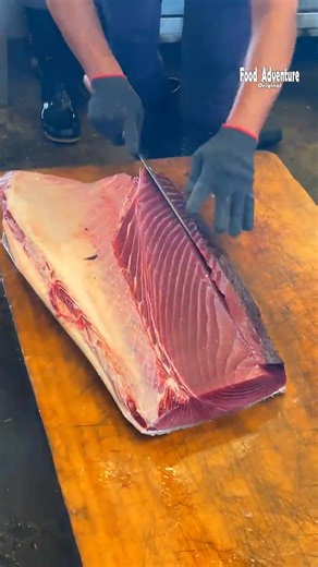 This knife glides through tuna otoro like magic! 🤯 #bluefintuna #knifeskills #CuttingSkills #FoodASMR | Fish Adventure Shorts