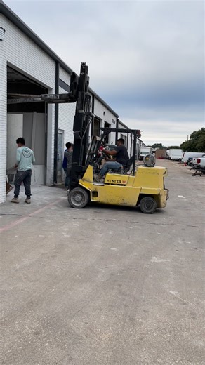 “Watch our team expertly move and handle a quartz slab with precision and safety. We take every step seriously to ensure professional stone handling, kitchen countertop installation, and high-quality workmanship. If you need quartz, granite, or marble installation, we’re ready to help with reliable and efficient service. 📩 Message us for a fast quote.” #QuartzSlab #StoneInstallation #Countertops #KitchenRemodel #HomeImprovement #QuartzCountertops #ContractorLife | ADM crew remodeling