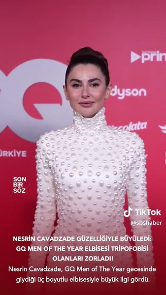 Yasak Elma dizisindeki başarılı performansıyla geniş bir hayran kitlesine ulaşan Nesrin Cavadzade, dün gece düzenlenen GQ Men of The Year ödül töreninde yine tüm dikkatleri üzerine çekmeyi başardı. Ünlü oyuncu, tamamen kapalı beyaz elbisesiyle zarafeti ve sade şıklığıyla gecenin en çok konuşulan isimlerinden biri oldu. Genellikle cesur tarzıyla bilinen Nesrin Cavadzade, bu kez dekolteden uzak, boğazlı ve yere kadar uzanan beyaz bir elbise tercih etti. Vücudu saran tasarımıyla dikkat çeken elbise