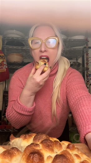 told you I’d get back to the bread after all this tap dancing… and here it is. Made this focaccia using 100% sourdough discard straight from the fridge—no feeding, no commercial yeast. Mixed the dough, ran a few stretch-and-folds, bulked ~3 hours, then cold-fermented overnight. The next day I panned it, heavily oiled, covered, and let it rise for 4 hours before dimpling and baking. Why this works: focaccia is essentially designed to be overproofed. The discard becomes active within the fresh flo