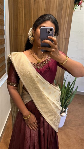 BEAQUEEN.IN on Instagram: "🌼PRODUCT SEARCH CODE: BAQB002 🌸TRADITIONAL BRIDAL HALF SAREE IN JUTE BANARASI 🌸 BOOKING IS THROUGH WEBSITE; LINK IS PROVIDED IN BIO (Please check the pinned video in profile for guidance ) 🌸 FABRIC : JUTE BANARASI COLOUR: WINE , OFFE WHITE dupatta : 2.60 mtr blouse piece: 1.25mtr , skirt : stitched with 5 mtr fabric ; with lining 🌸Inside kerala free shipping 🌸 Tamil nadu, karnataka, Telengana,AP: ₹100/- 🌸Others(Inside India) :₹200/- Dispatch time :- 10 days from