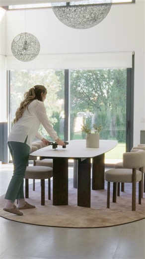 In its extendable version, this table adapts effortlessly to any need, while preserving its timeless elegance. Perfect for intimate moments and ready for grand occasions, always with a touch of class. Can you imagine how it could transform your living area? #calligaris #mycalligarishome #interiordesign #furniture #interiorinspiration #tables #livingroom #extendabletable | Calligaris