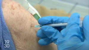L'OFSP rappelle que le Covid n'a pas disparu et recommande aux personnes les plus fragiles de se faire vacciner - 19h30 - Play RTS
