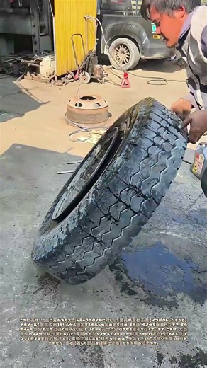 鋼輪を蹴り落とす：電動工具と足技が成すタイヤの解放劇