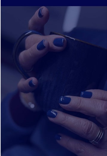 Konsultacja z babcią 💙 Padło na Wigilijną Zadymę od Elarto tuż przed Wigilią ✨ Babcia przyszła ubrana na niebiesko… więc znak był oczywisty 😌 Stylizacja dopasowana idealnie – klimat świąt babcia vibe = strzał w 10 🎄💅 #manizpazurem #konsultacja #hybryda