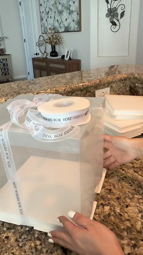 15K views · 137 reactions | 10in Clear cake box -cake wrapped as a gift  #cakebox #giftbox #giftwrapping #cakedecorating #pastelespersonalizados | Rociio Ruiz | Facebook
