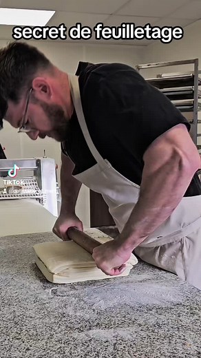le feuilletage ou pâte feuilletée les secrets et astuces pour le réussir. cours de pâtisserie ou cuisine professionnelle #patefeuilletee #feuilletage #millefeuille #patisserie #cuisine #astuce #secret #formation #gratuite #pourtoi | Thibaut Vermel pâtisserie