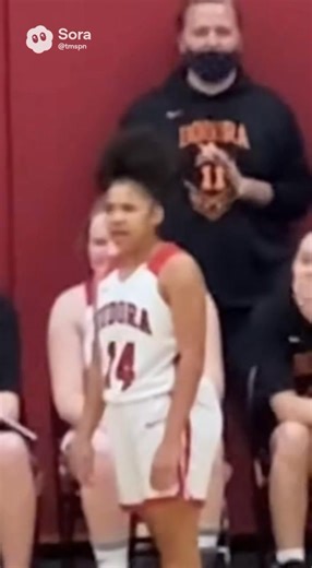 In a Kansas high school girls’ basketball game between Eudora and Bonner Springs, one referee went viral — not for a call, but for an Oscar-worthy flop 😭🏀 After handing out a technical and ejecting a Eudora player, the ref followed her toward the bench. As she turned, her shoulder barely brushed him… And the rest? Pure Premier League energy 🤯🎭 | Sports Entertainment News