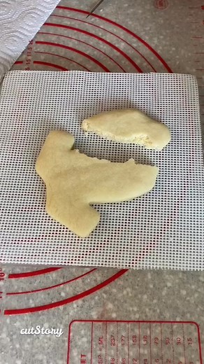 636_How I glue a cookie back together #scm30days #sugarcookiemarketing #cookiedecorating #iowa #sugarcooki | Southstreetcookies