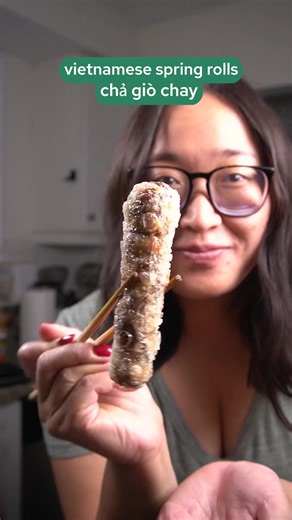 Vietnamese vegan spring rolls aka chả giò chay 🥰 recipe is on my blog! #vegan #springroll #ricepaper