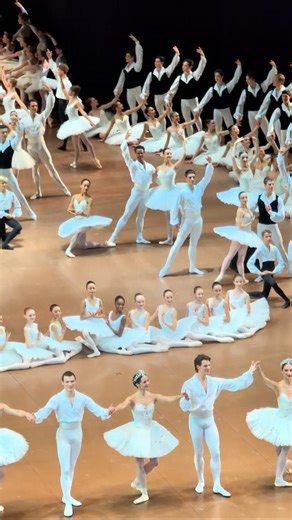 dancers_and_pointes 🩰 Paul SKG on Instagram: "Le Défilé du Ballet de l’Opéra national de Paris 🩰 Avec les Étoiles, les Premières danseuses, les Premiers danseurs, le Corps de Ballet de l’Opéra, le Junior Ballet et les élèves de l’École de Danse Jeudi 2 octobre 2025"