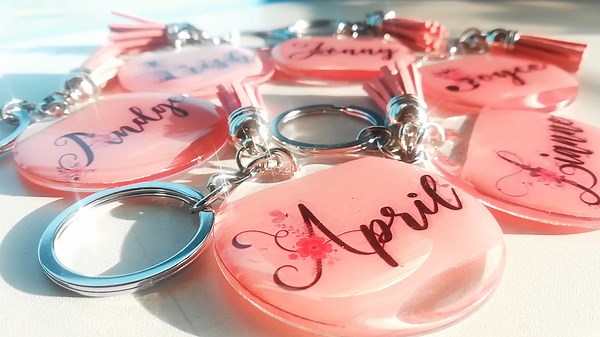 Handmade Resin Name Keychains – Easy Bridesmaid Gift Idea Without Cricut or Silhouette