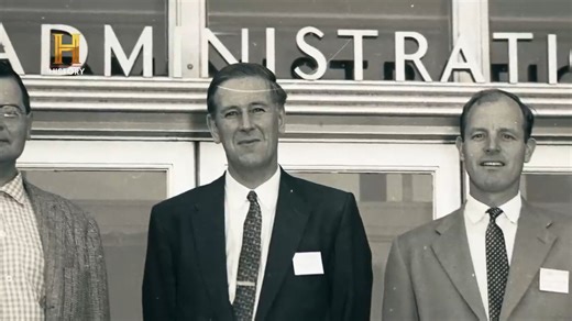 12K views · 242 reactions | Em 1967, na Base Aérea de Malmstrom, nos EUA, 10 mísseis nucleares foram desativados após o aparecimento de um misterioso objeto voador. Funcionários alegaram ter visto um OVNI pairando sobre a área pouco antes do apagão. O incidente, nunca oficialmente explicado, tornou-se um dos casos mais perturbadores de interferência de armas nucleares durante a Guerra Fria. #ArquivosDesclassificados #DavidDuchovny | HISTORY | Facebook