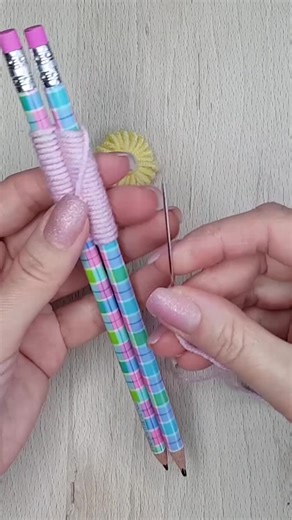 Easy DIY: How to Make Yarn Flowers with Pencil - Craftmania