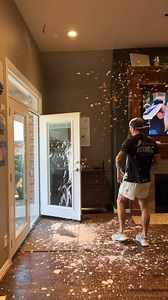 The giving tree 😂 #couplepranks #coupleprank #bestpranks #couplecomedy #coupelgoals | Lindy and Jlo